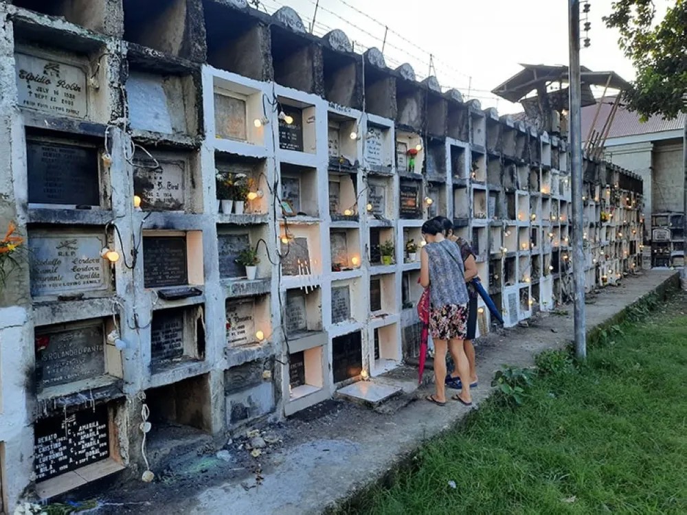 Mahigit 5,000 katao, bumisita sa mga sementeryo sa Cebu City sa araw ng ... Mahigit 5,000 katao, bumisita sa mga sementeryo sa Cebu City sa araw ng ...