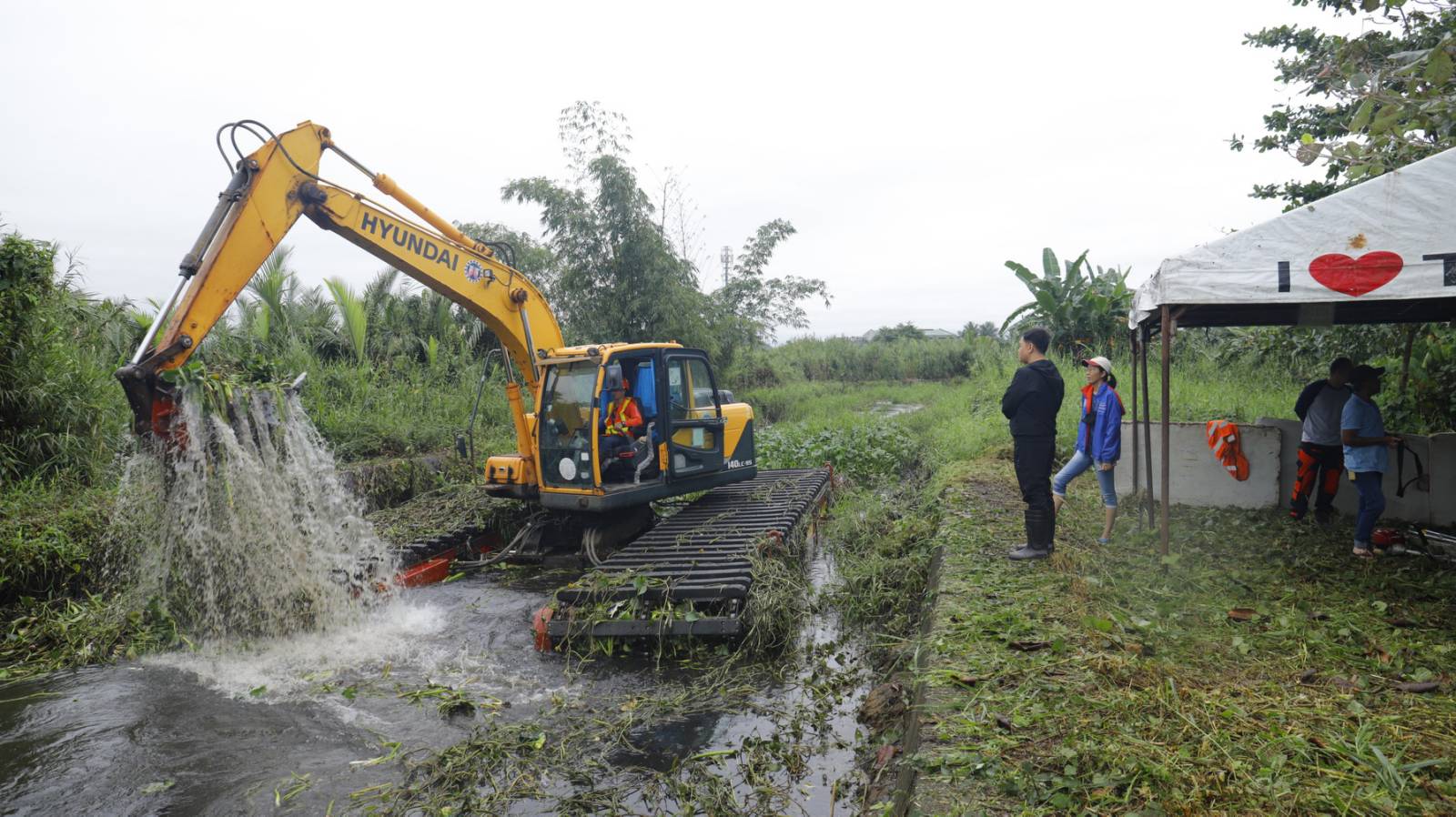 DPWH 8, sinimulan na ang Dredging ng Burayan River sa Tacloban City ...