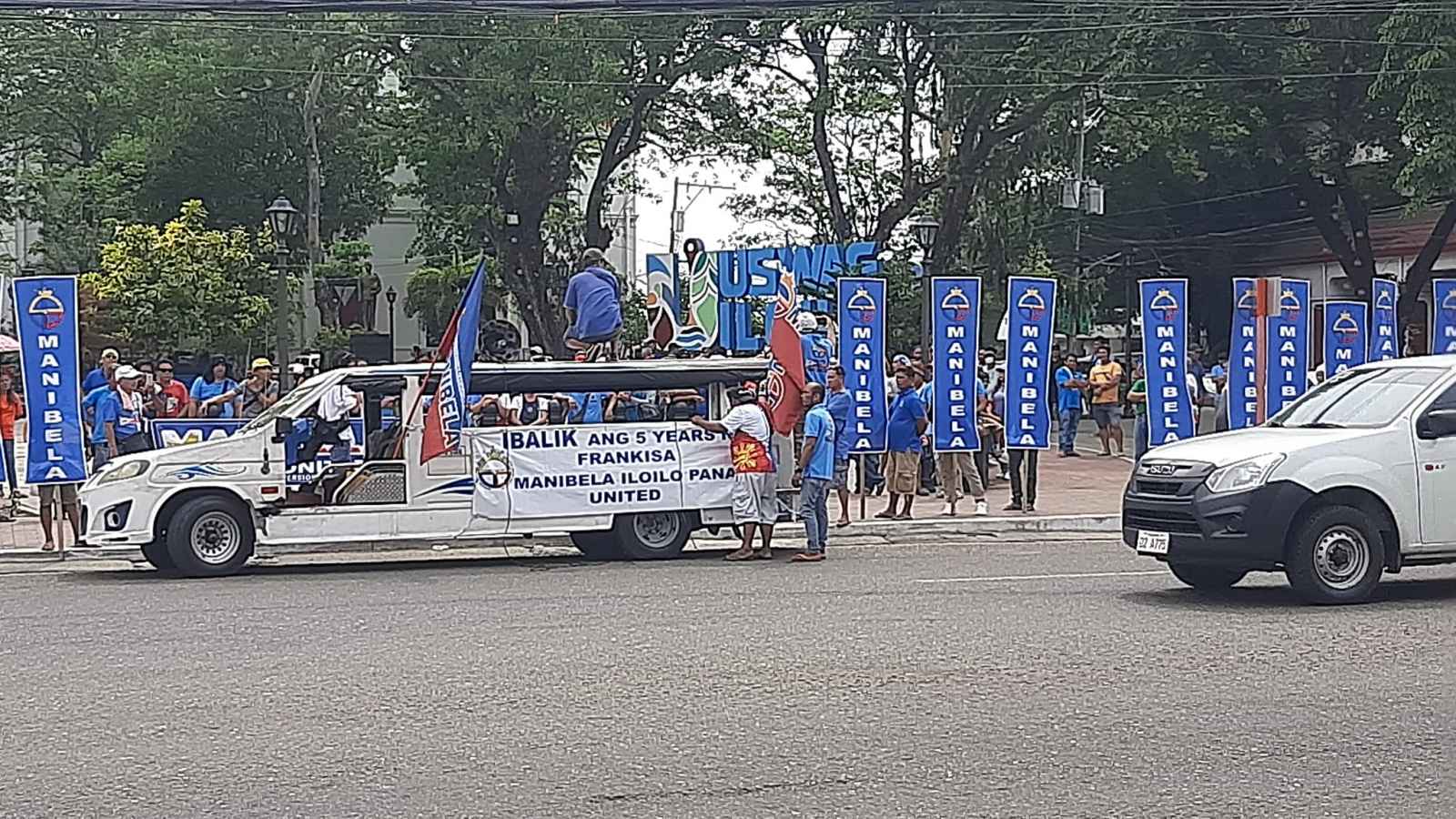 Jeepney Drivers, nag-rally upang tutulan ang ipinapatupad na LPTRP ng ...