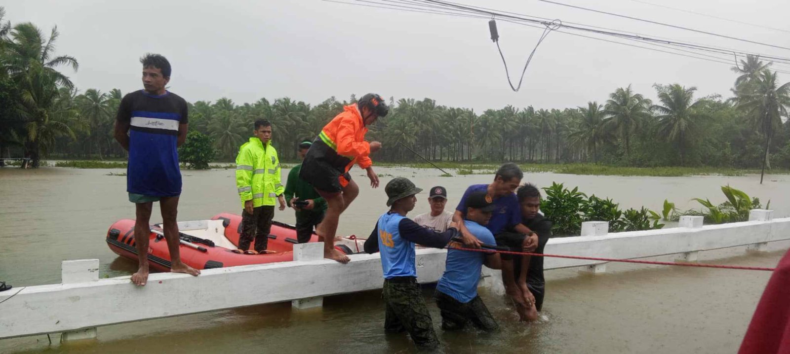 Rescue Operation sa pananalasa ng Bagyong ‘Kristine’, pinangunahan ng PNP sa Northern Samar ...