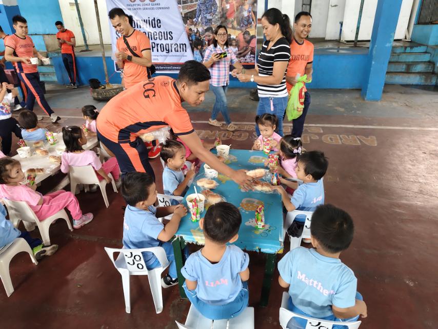 Feeding Program para sa mga bata, pinangunahan ng PCG sa Iloilo City ...